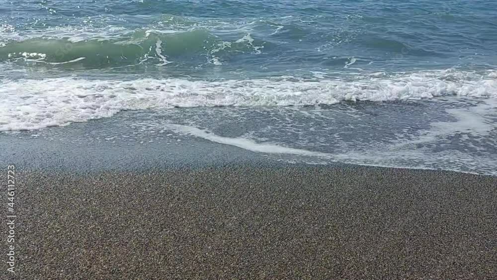movimientos de las olas que se deslizan sobre la arena al borde del mar ...