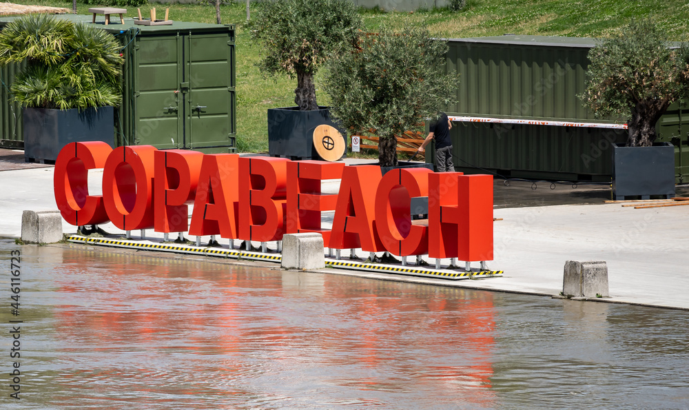Das Logo der Copa Beach in Kagran mit dem vom Hochwasser geflutete ...