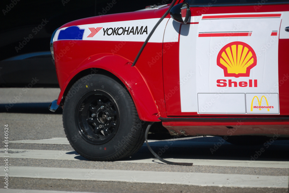 Frente lateral de uma carro antigo da marca Austin Mini de cor vermelha ...