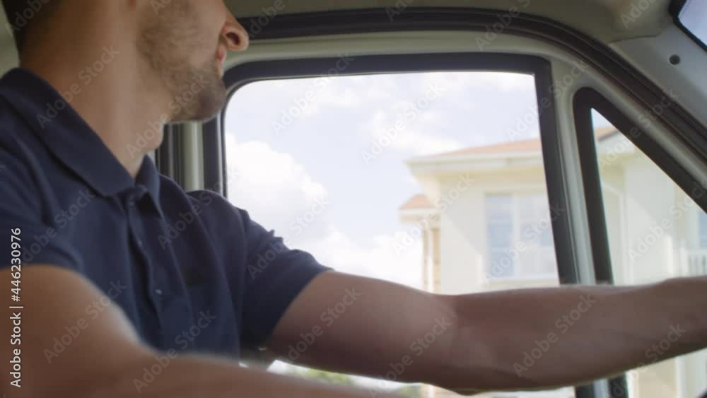 Vidéo Stock Handheld tilt down with close up of male postal service ...