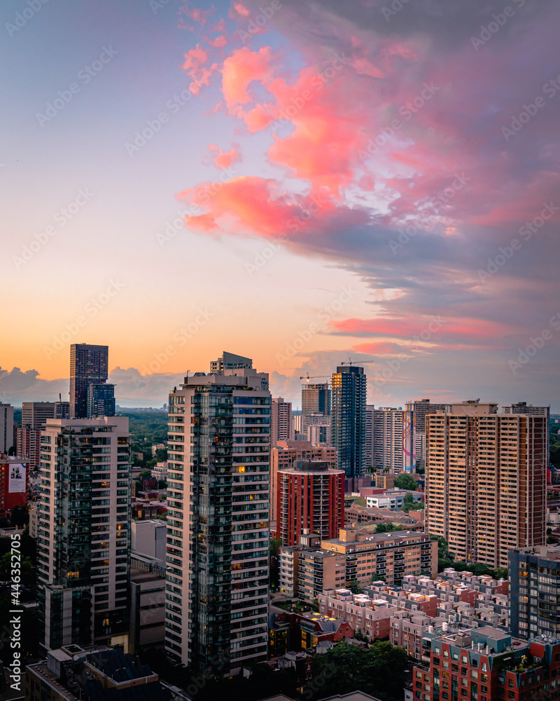 Foto de Beautiful colorful sunset Entire futuristic city skyline view ...