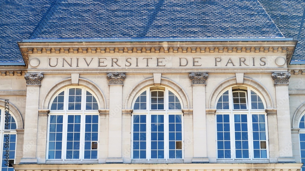 Inscription "Université de Paris" sur la façade d'un bâtiment de la ...