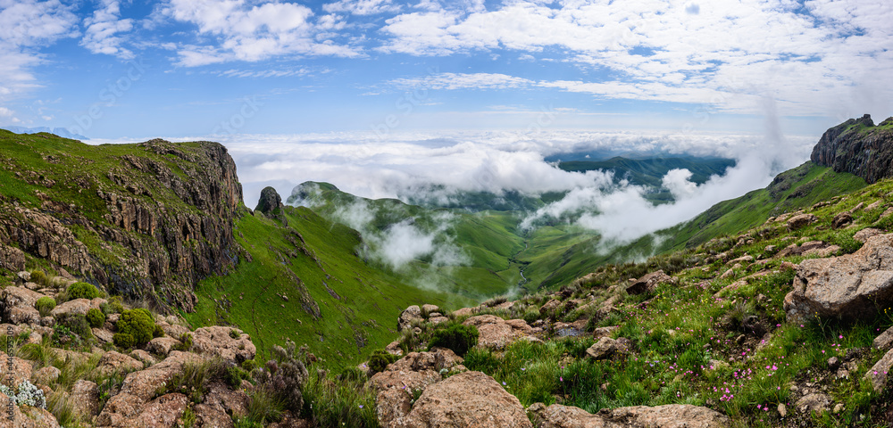 Fotka „The Drakensberg is the eastern portion of the Great Escarpment ...
