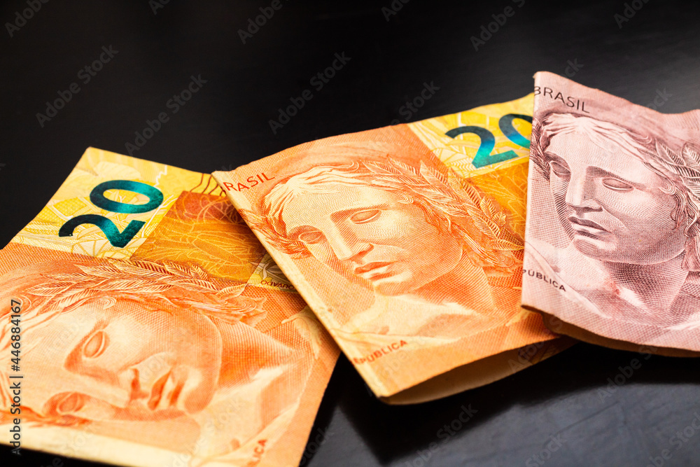 Real - BRL, dinheiro do Brasil. Cédulas de real brasileiro em uma mesa ...