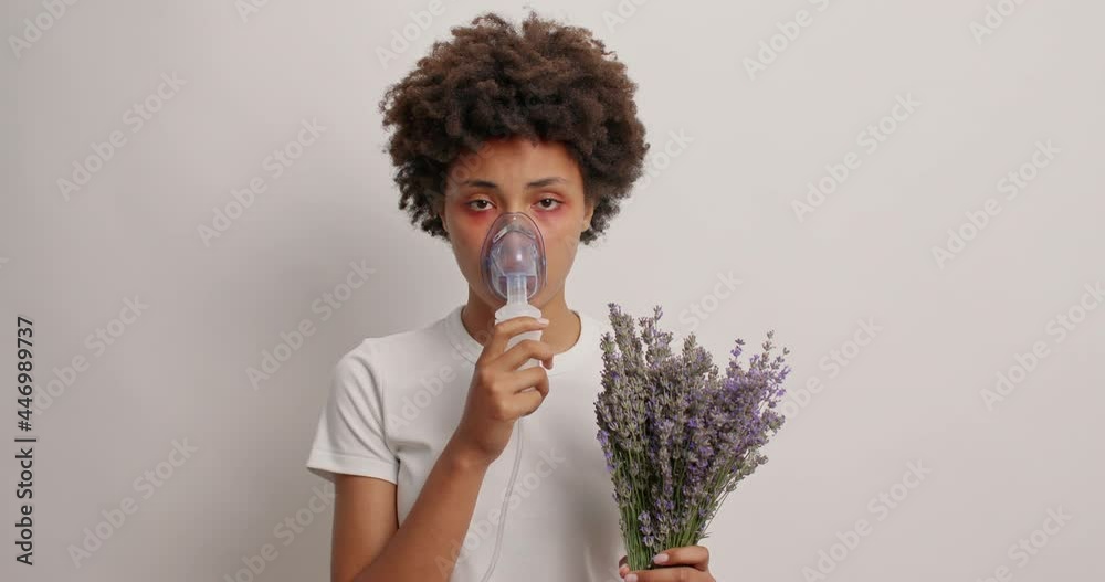 Vidéo Stock Allergic curly woman has asthmatic attack being allergic to ...