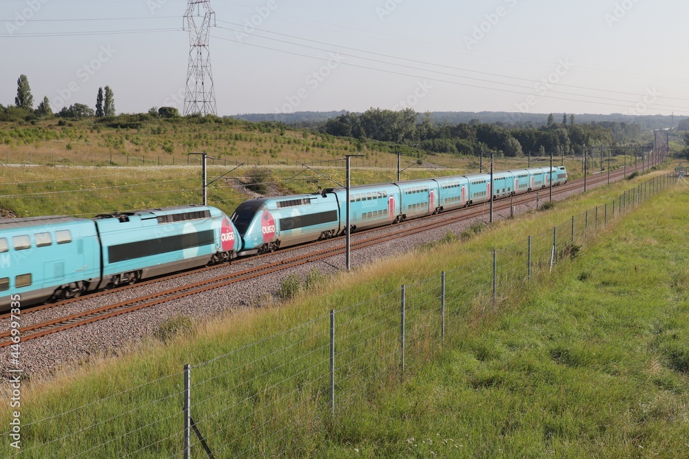 2021.07.24 Passage d’un TGV OUIGO de la SNCF sur la LGV SEA Stock-Foto | Adobe Stock