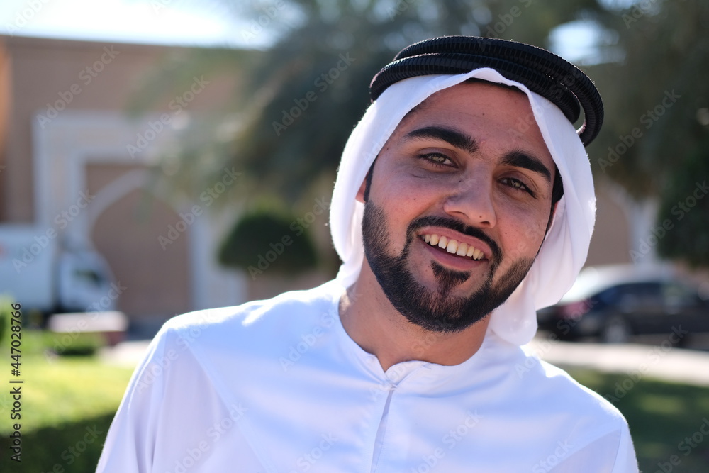 Foto de Arab bearded man posing selfie shot with hands showing on the ...