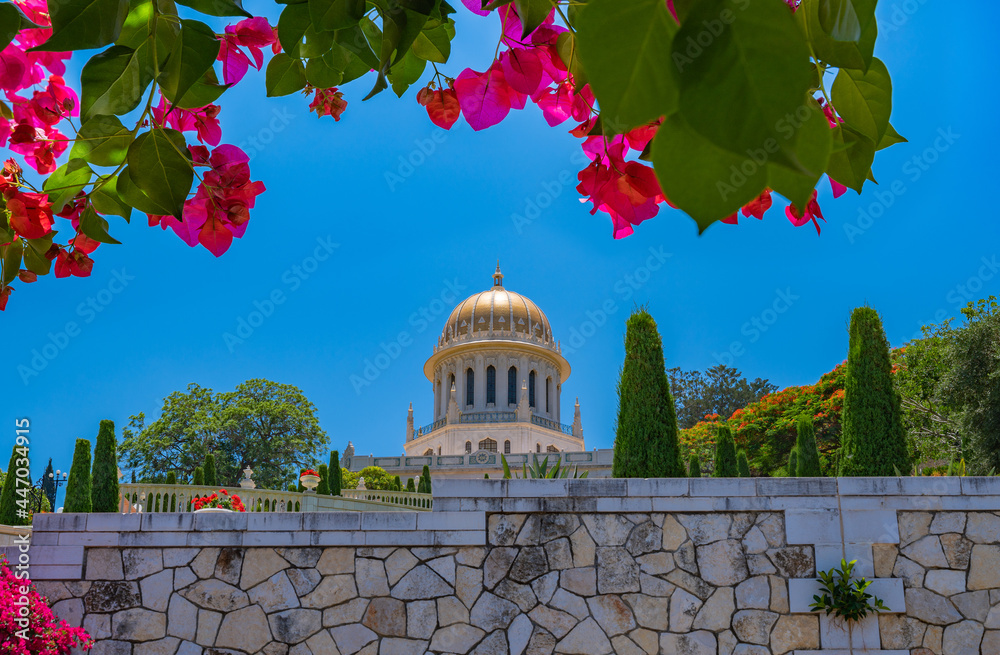 The golden dome of the Shrine of the Báb, second holiest place on Earth ...