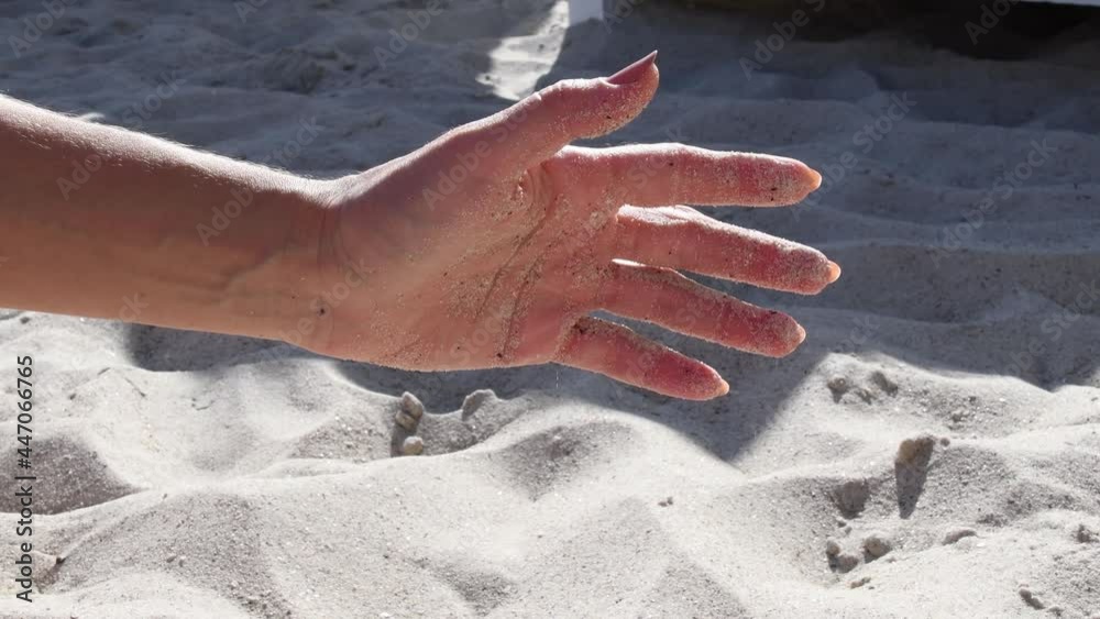 Vidéo Stock Sand grains fall from female handful then woman opens palm ...