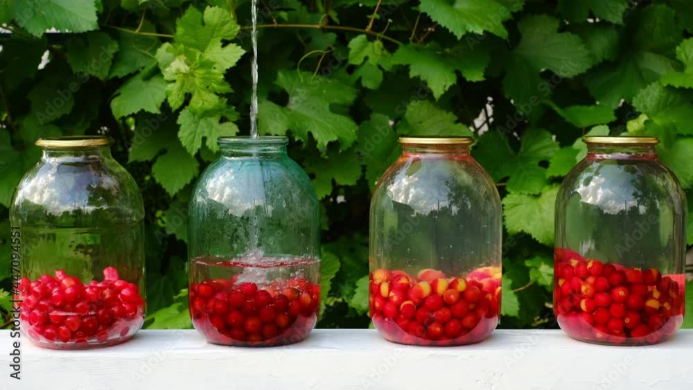 Vidéo Stock Sweet cherries compote, canned in a glass jar on a natural ...