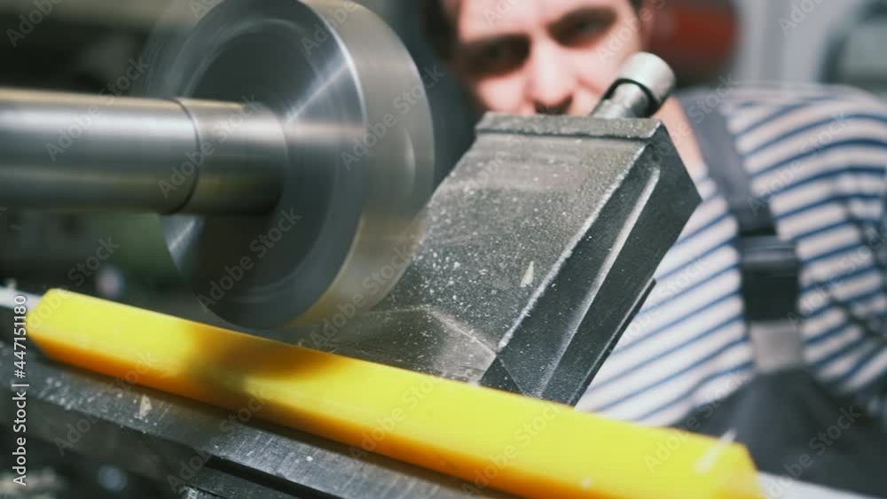 Video „Close-up. A milling cutter on a horizontal milling machine ...