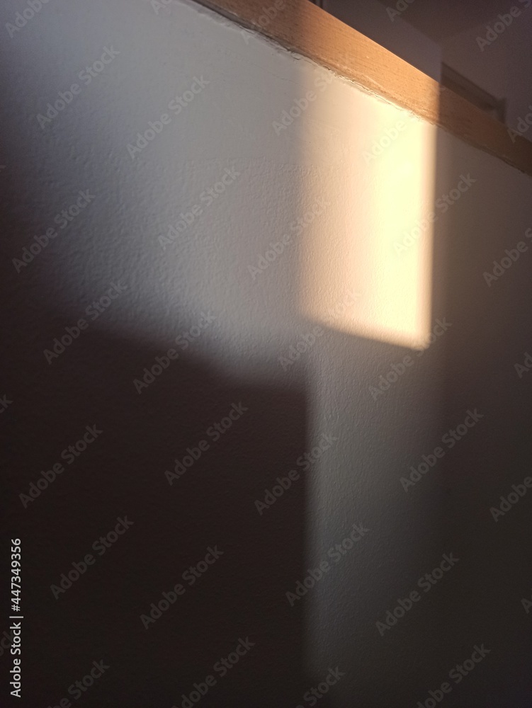 Foto de Organic drop diagonal shadow on a white wall, sunlight,Abstract ...