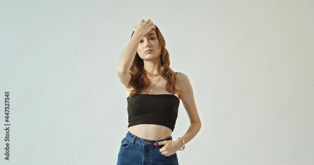 Vidéo Stock Girl model changes poses in front of the camera beautiful ...