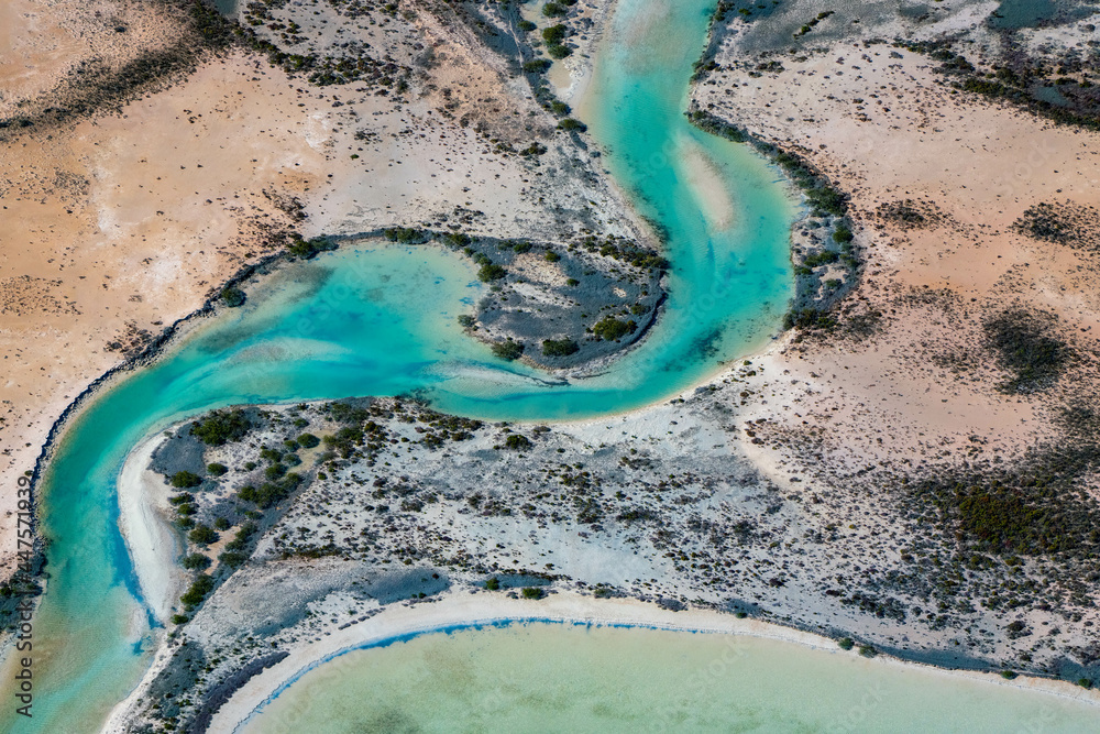 Foto de Abstract aerial view of blue-green water in shifting red ...