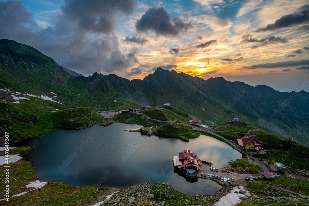 Spectacular sunset on Lake Balea Lac lying near the famous ...