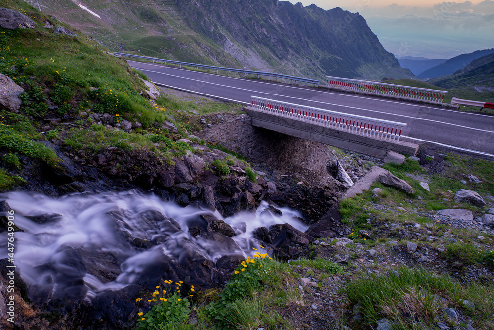 Foto de Waterfall on the famous Transfagarasan Highway in Romania at ...