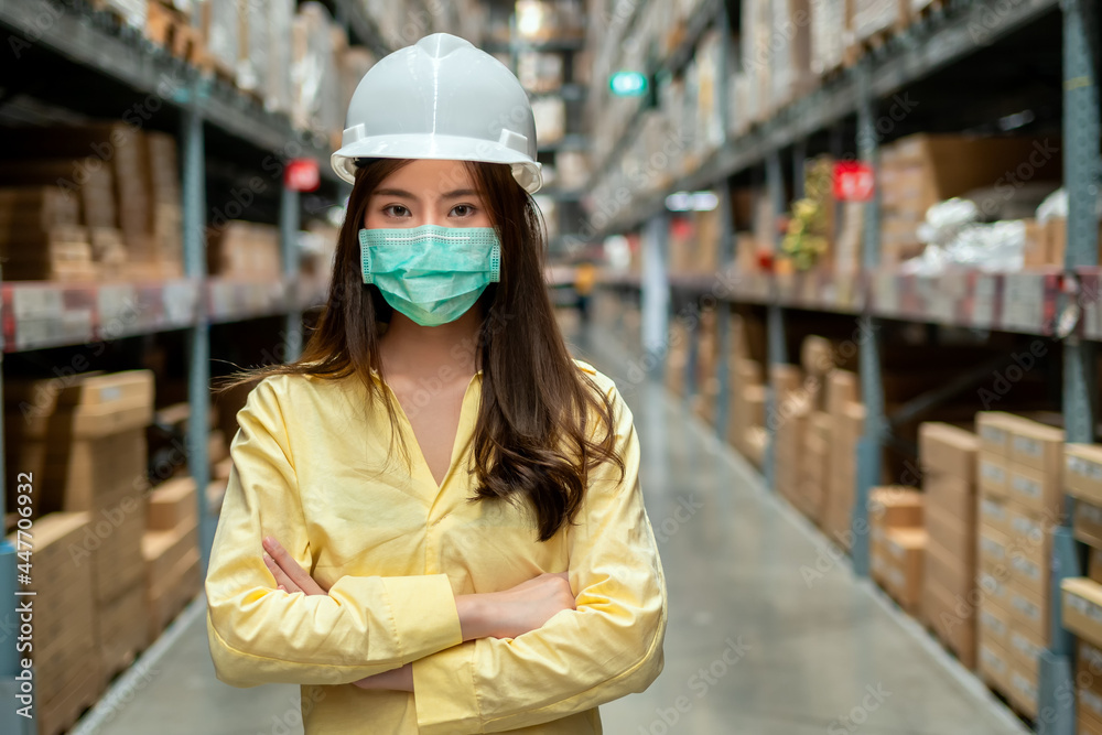 Foto de Female warehouse worker inspecting a warehouse in a factory ...