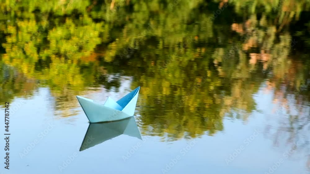 Vidéo Stock Ship made from paper floating in the river, clear day ...