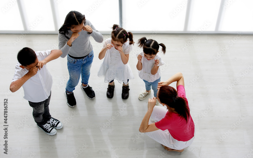 Foto de Top view shot of Asian female primary education school dancing ...