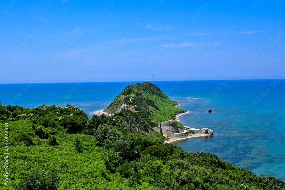 Blick auf die Halbinsel Kepi i Rodonit mit Rodoni Castle in Albanien ...