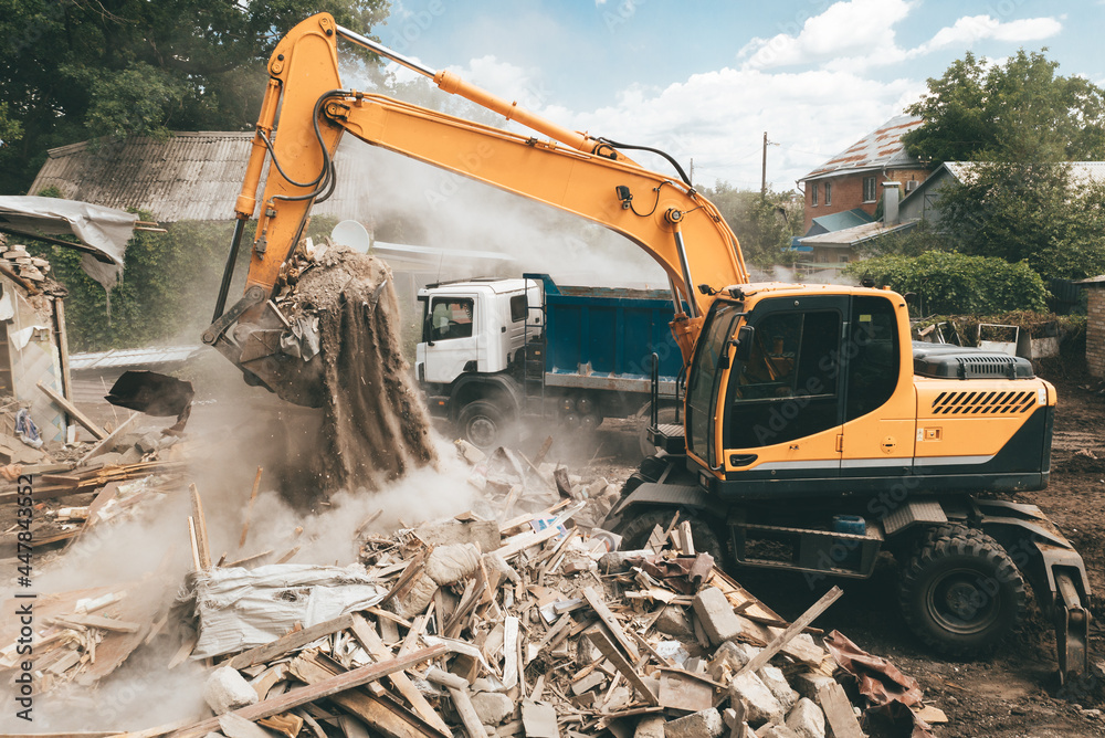 Foto de Excavator loads construction waste into truck for removal ...