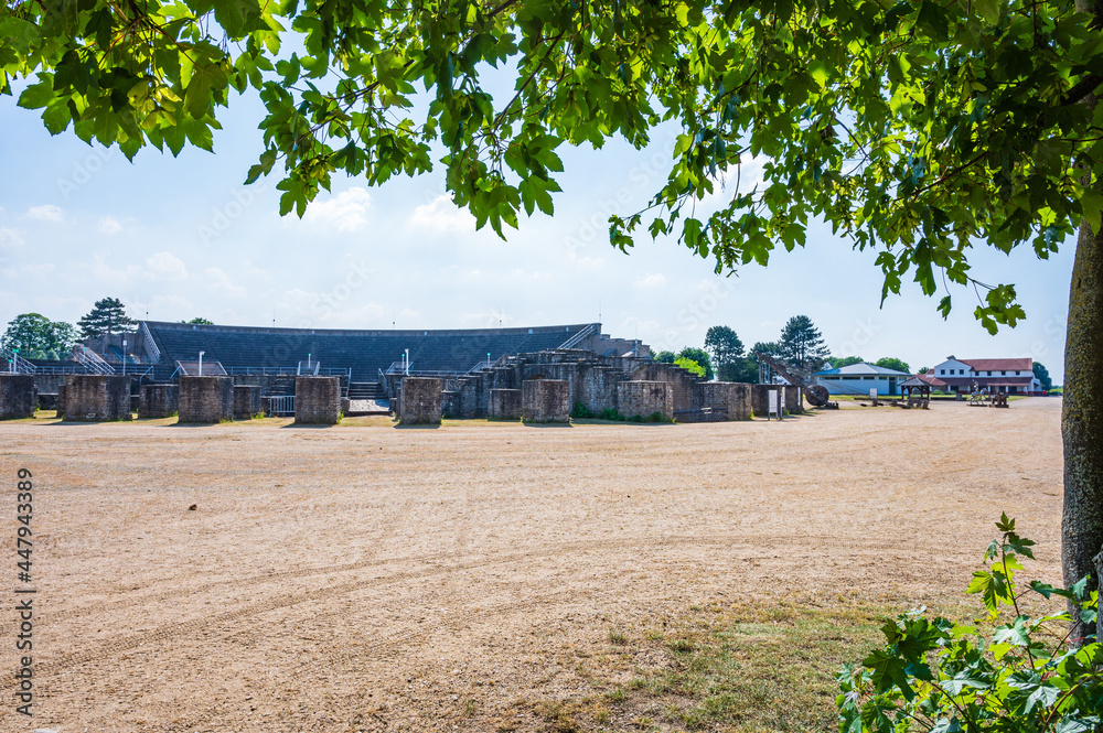 Arena des römischen Amphitheaters mit römischer Herberge im ...