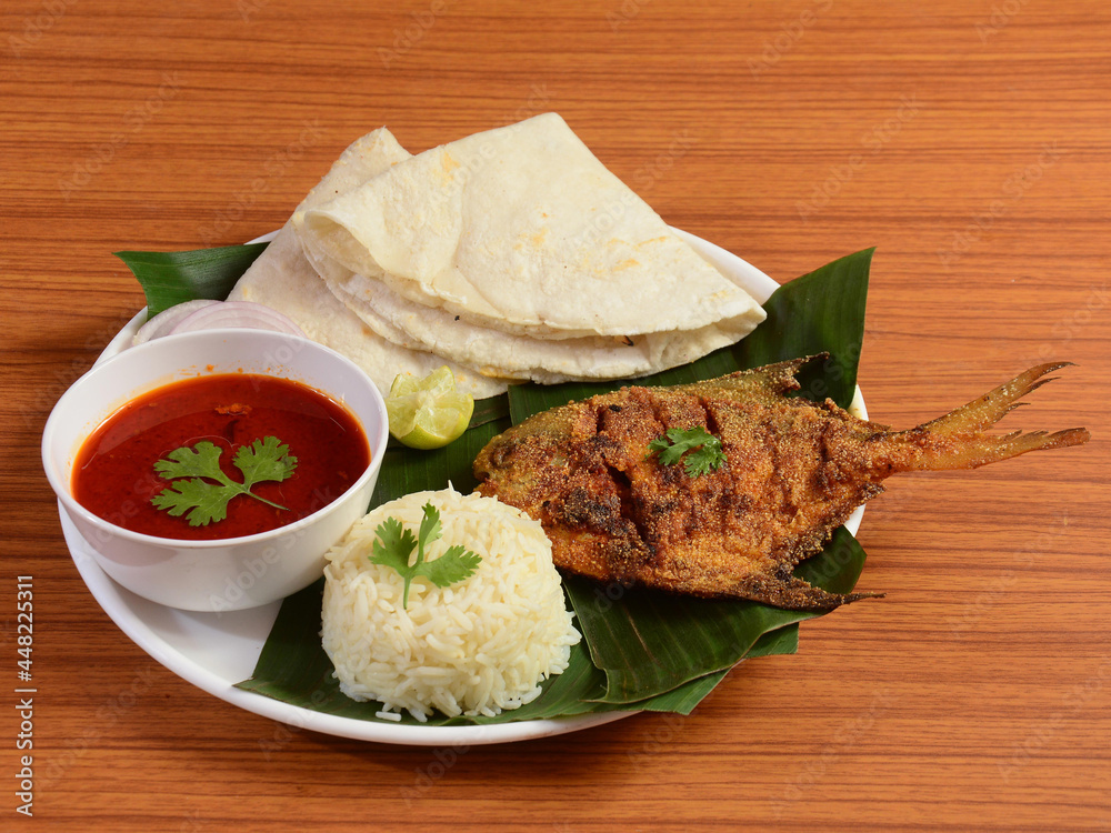 Foto de Fish thali from an indian cuisine, consists of pomfret fish fry ...