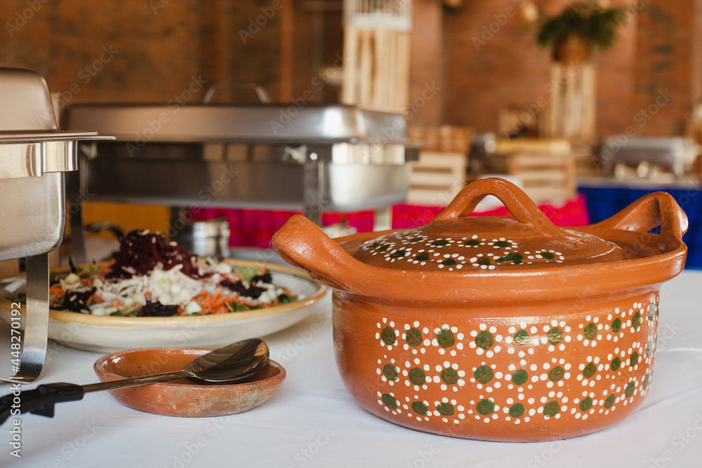 Foto de Salad and typical clay pot for buffet of traditional mexican ...