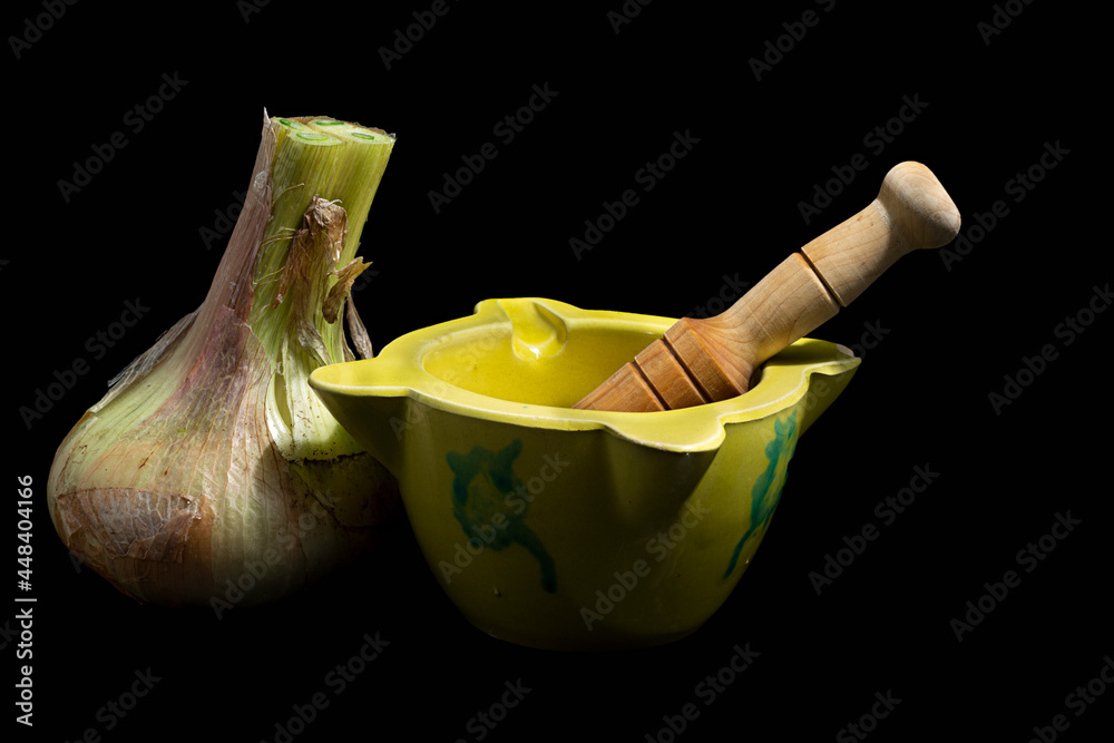 Mortero de cerámica y cebolla sobre fondo negro. Stock Photo | Adobe Stock