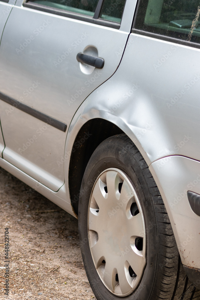 Foto de Dented car wing and fender with scratches and bumps after crash ...