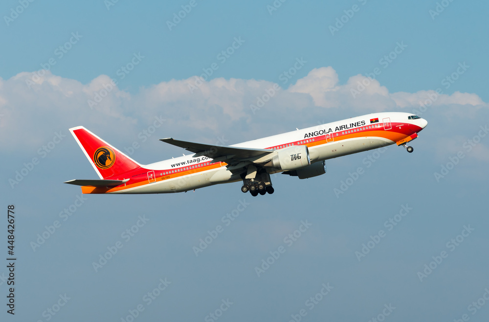 Foto de TAAG Angola Airlines Boeing 777 aircraft departing to Luana ...