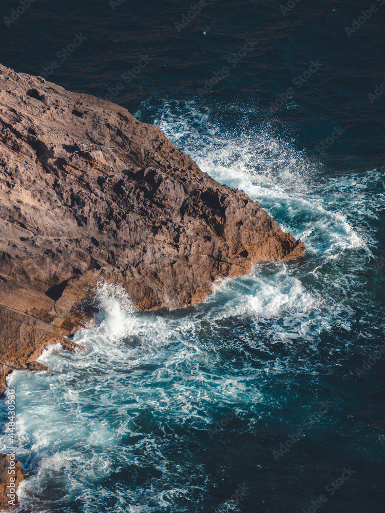 Olas chocando contra las rocas de un acantilado Stock Photo | Adobe Stock