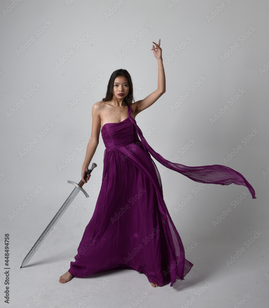 Foto de Full length portrait of pretty brunette asian girl wearing ...
