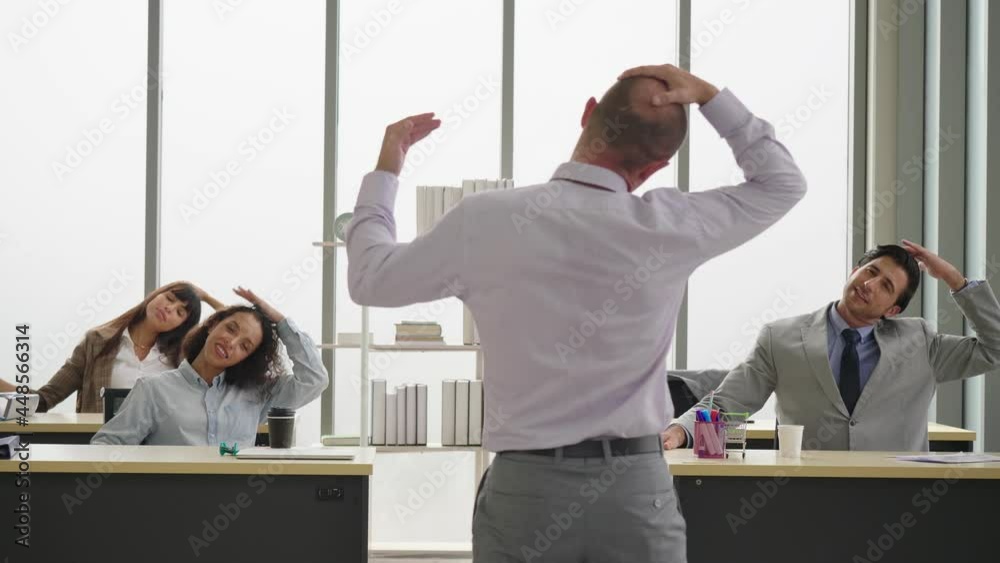 Vidéo Stock group of business men and women in modern office Extend ...