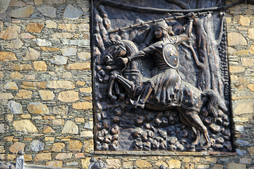 Foto de Wall sculpture of Maharana Prarap wielding spear at Maharana ...