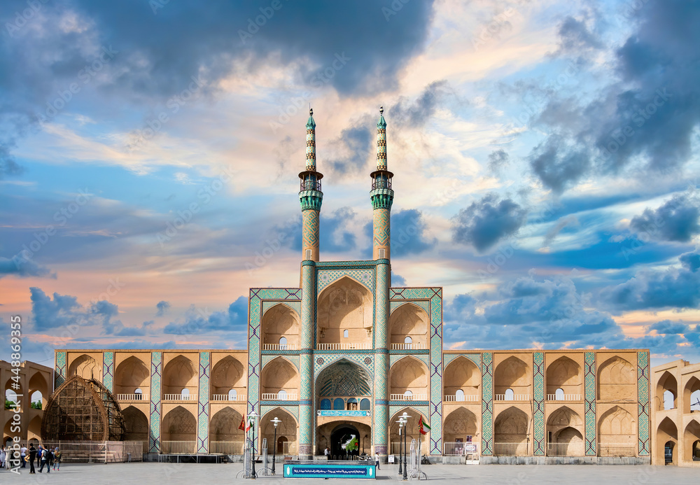 Foto de Yazd, Iran - May 2019: Local people and tourists around the ...