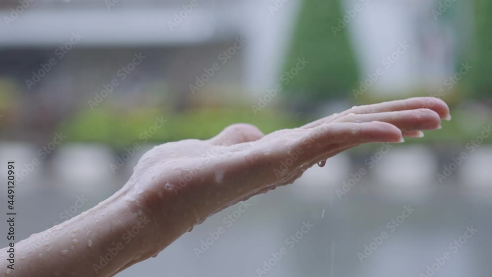 Vidéo Stock hand and raindrop, rainy day, touch the season, Catches ...