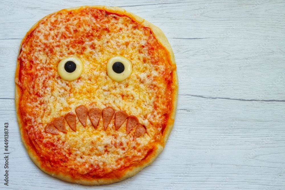 Foto de Halloween scary monster face pizza made from pizza dough,pizza ...