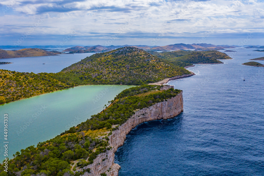 Fotka „Cliffs above the sea on the shore of nature park Telascica ...