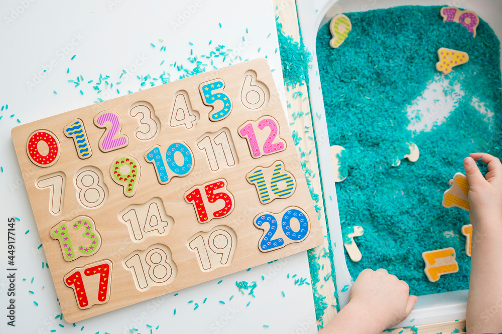 Foto de Kid learning numbers through game. Sensory activity with ...