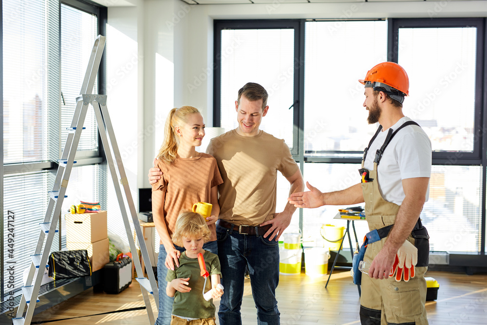 Foto de Confident pleasant handyman holds out his hand for handshake ...