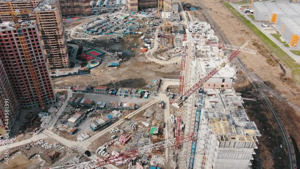 Vídeo do Stock: High crane jib turns moving above new apartment ...