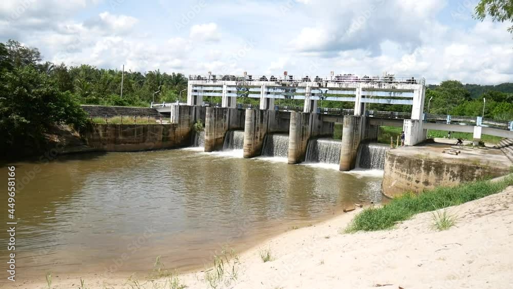 Vidéo Stock Wide-angle view of a small dam blocking canals for use in ...