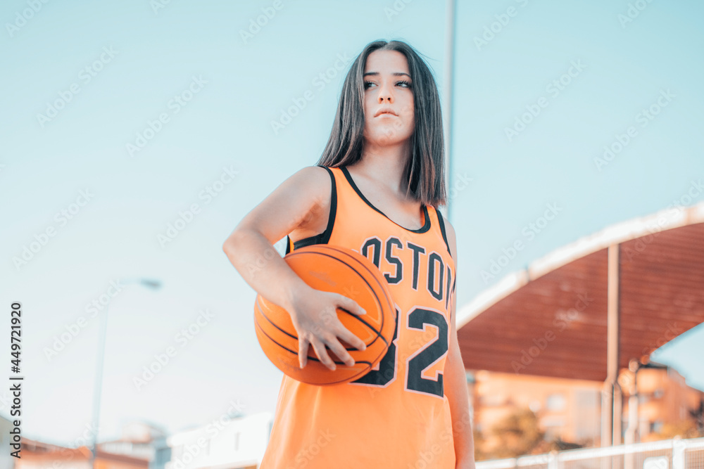 Niña Deportista y joven jugando al baloncesto con una pelota en una ...