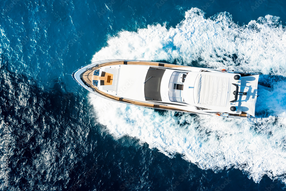 Foto de View from above, stunning aerial view of a luxury yacht ...