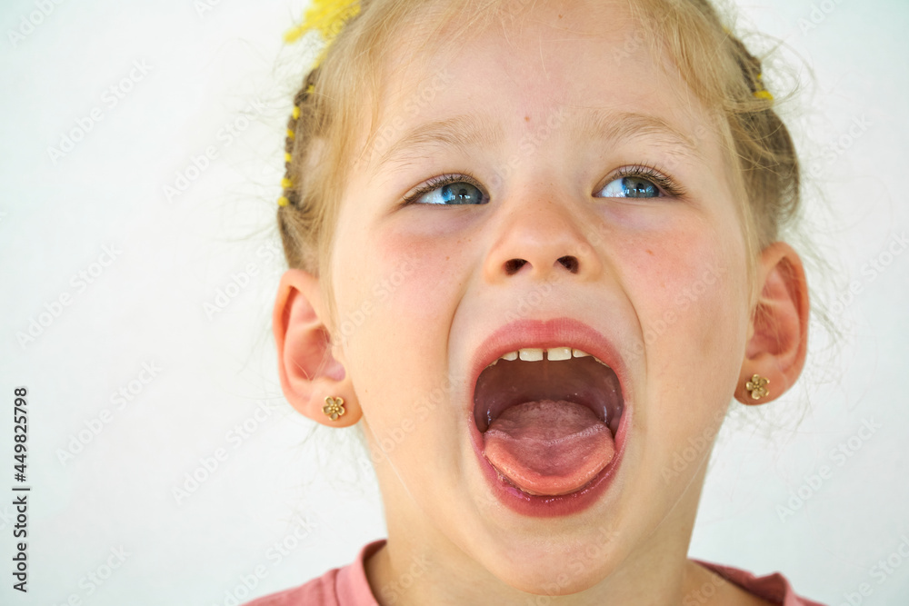 Stockfoto Cheerful child. Girl laughs close-up of the face on a white ...
