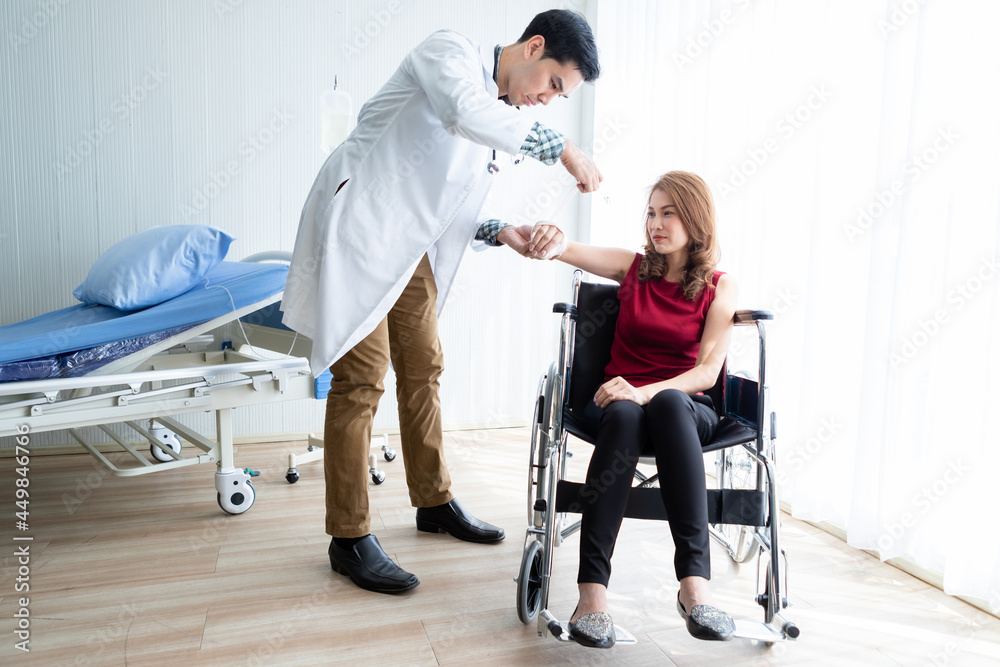 man doctor with wrapping nurse bandages splint to the arm of a female ...