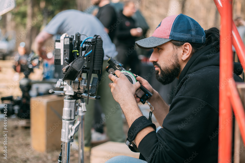 The focusing device turns focus on the set. The fokuspuler checks the ...