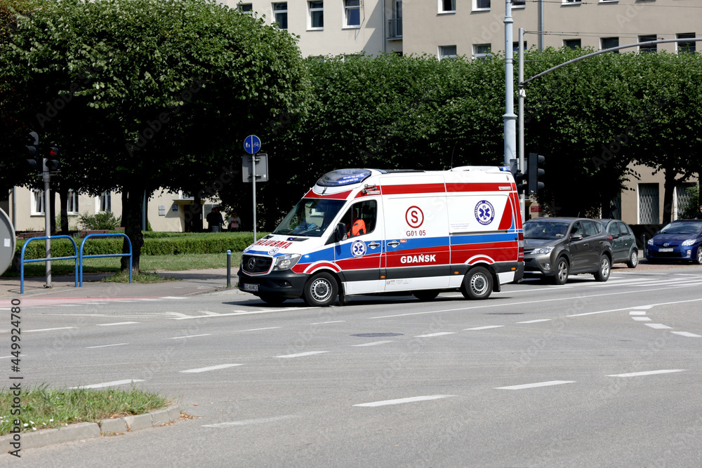 Karetka medyczna ratunkowa na sygnale jedzie z pomocą do wypadku ...