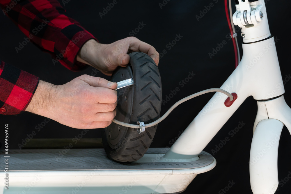Foto de Repair of electric scooters. In the hands of the master, a ...